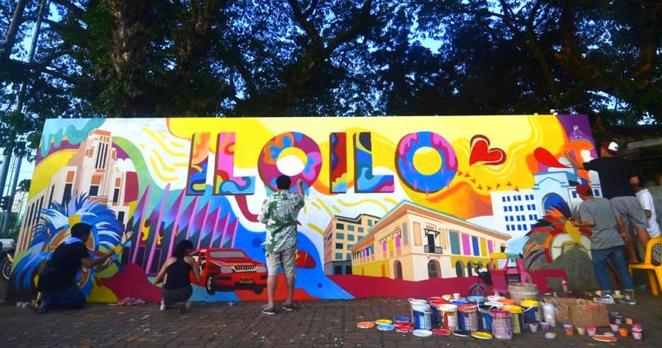LOOK: Treñas 'painting his dreams for Iloilo City' in a mural