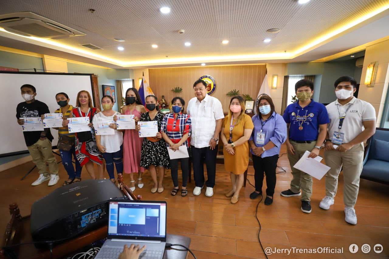 Iloilo City vendors graduate from Uswag Negosyo Academy